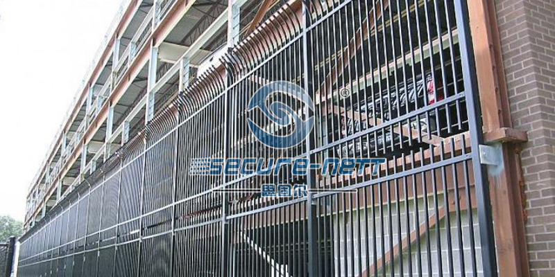 Galvanized Steel Anti-intruder Fences With Double Extension Arms ...