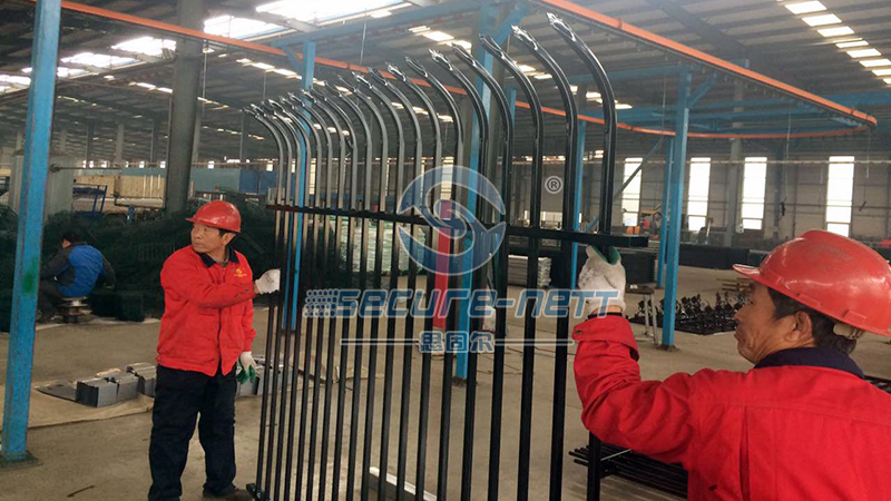 Galvanized Steel Anti-intruder Fences With Double Extension Arms ...